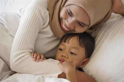 Junge Asiatische Mutter Und Sohn Spielen Gl Cklich Im Bett W Hrend Sie Im Urlaub Im Hotelzimmer