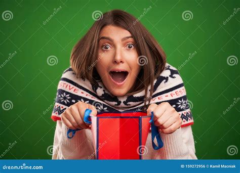 Mulheres Felizes Adultas Comprando Presentes De Natal Sobre Fundo Verde