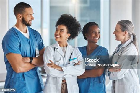 의료 의료 및 병원에서 팀으로 일하는 의사 간호사 및 의료 종사자와의 팀워크 진료를 위해 진료소에서 일하는 의료 그룹과의 협업