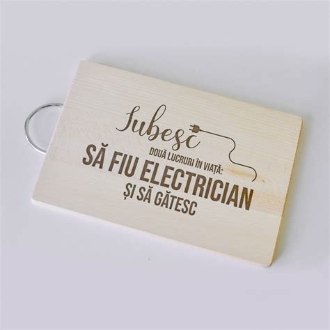 Tocator Cu Gravura Iubesc Doua Lucruri In Viata Sa Fiu Electrician Si Sa Gatesc Tocator Cu