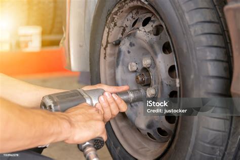유지 보수 작업 중에 수리 정비사 손을 클로즈업 하 여 공 압 건으로 자동차의 휠 너트 변화 타이어를 푸십시오 가장자리에 대한 스톡 사진 및 기타 이미지 Istock