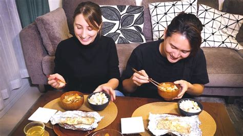 Осенняя японская кухня в тихий будний день. Сладкая картошка, лосось и ...