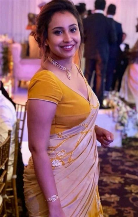 Hot Saree Aunties Photos Blouse Navel Show Photos Down Blouse View