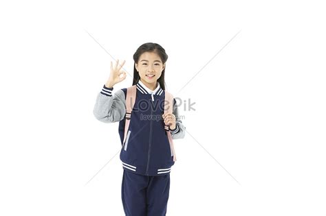 학교에서 젊은이 인사말 사진 무료 다운로드 Lovepik