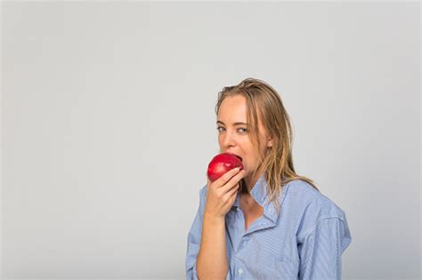 터키 이스탄불에서 스튜디오에 빨간 사과 먹는 젊은 우크라이나어 여자 건강한 생활방식에 대한 스톡 사진 및 기타 이미지 건강한 생활방식 건강한 식생활 과일 Istock