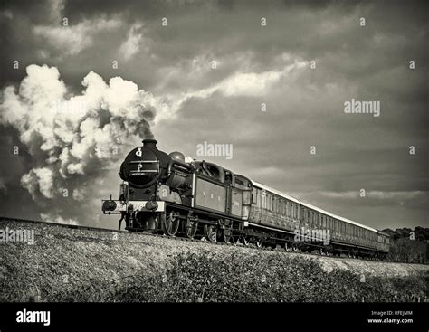 Ex Gnr N2 Class Loco And A Gresley Designed Quad Art Set Of Articulated Suburban Carriages