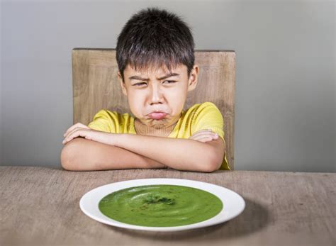 Il Bambino Disgustato Che Rifiuta Di Mangiare La Sensibilità Verde Sana
