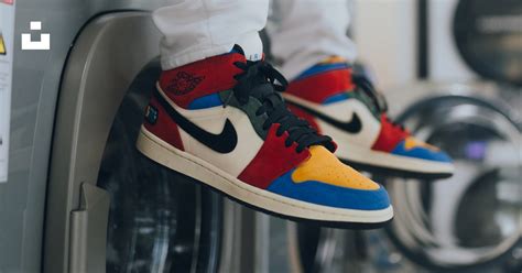 검은 색과 빨간색 나이키 운동화를 신고 흰 바지를 입은 사람 사진 Unsplash의 무료 스타일 이미지