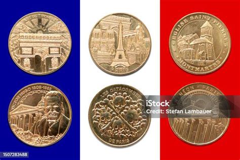 파리 프랑스 파리 동전 관광 명소와 유명 인사가 황금 금속으로 새겨 져 있습니다 개선문 아이펠 타워 몽마르트르 카타콤베 빅토르 위고 판테온 뒤쪽에 프랑스 국기 파리 일 드
