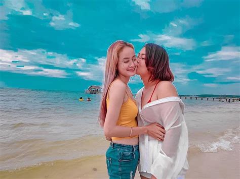 កាន់តែផ្អែមល្ហែមខ្លាំងតារាស្រីមួយគូទៀតបង្ហាញស្នេហាភេទដូចគ្នាដោយបើកចំហរ សារព័ត៌មាន នគរវត្ត