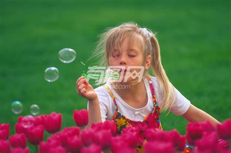 吹泡泡的小女孩壁纸 吹泡泡的小女孩唯美 伤感说说吧