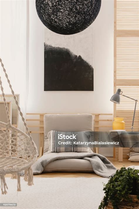이 불 침대와 꽃병 및 침대 옆에 램프와 밝은 침실 인테리어에 벽에 추상 흑백 회화 0명에 대한 스톡 사진 및 기타 이미지 0명 가구 건물의 층 Istock