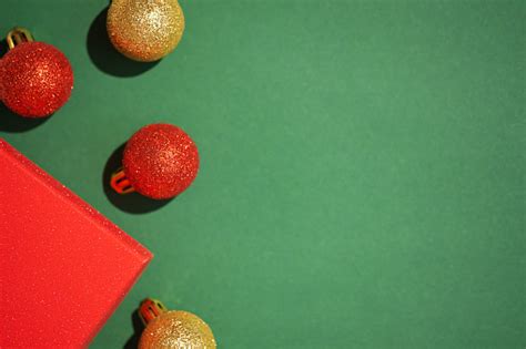 빨간색과 금색의 크리스마스 장식품과 녹색 배경에 반짝이는 빨간색 선물 상자 연하장 0명에 대한 스톡 사진 및 기타 이미지 0명 12월 31일 가리기 Istock