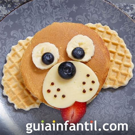 Perro Hecho De Tortita Frutas Y Queso