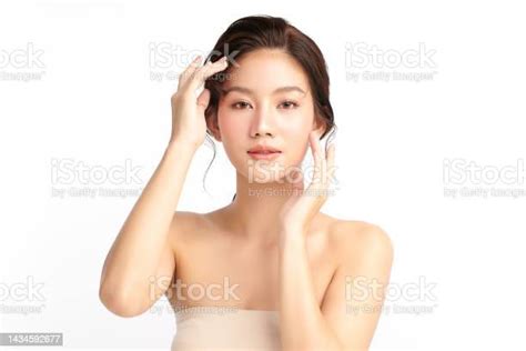 흰색 배경에 깨끗한 신선한 피부를 가진 아름다운 젊은 아시아 여성 얼굴 관리 얼굴 치료 화장품 아름다움과 스파 아시아 여성 초상화 20 24세에 대한 스톡 사진 및 기타