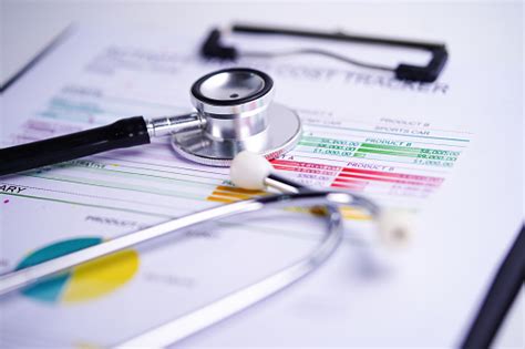 청진기 차트 및 그래프 스프레드 시트 종이 금융 계정 통계 투자 분석 연구 데이터 경제 스프레드 시트 및 비즈니스 회사 개념