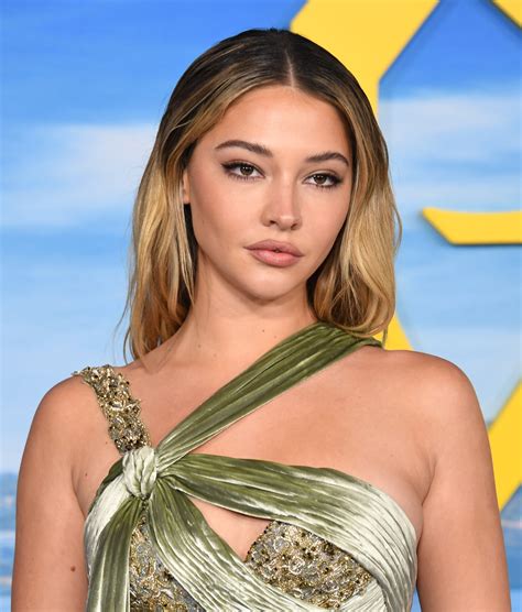 Madelyn Cline Wears A Pamela Anderson Inspired Updo Popsugar Beauty Uk
