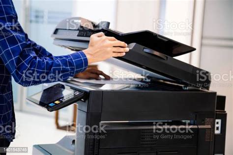 사업가는 사무실에서 인쇄 및 스캔 문서 용지에 복사기 또는 프린터를 사용하기위한 패널의 버튼을 누릅니다 가정용 장비에 대한 스톡 사진 및 기타 이미지 Istock