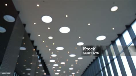 현대적인 하이테크 스타일의 빛나는 점과 원과 흐린 어두운 회색 배경 지오메트리와 곡선의 아름다움 둥근 조명과 오리지널 프리미엄 디자인 벽이 있는 고급 디자이너 천장 0명에