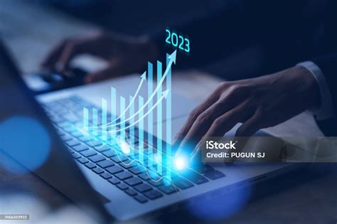 2023년 사업 성장 사업가 손 입력 노트북 가상 증가 기술 그래프와 상인 분석을위한 위쪽 화살표 주식 암호 화폐 차트 상인