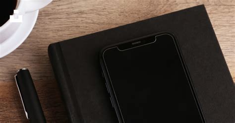 책상 위의 메모장 펜 휴대폰 사진 Unsplash의 무료 검정 이미지