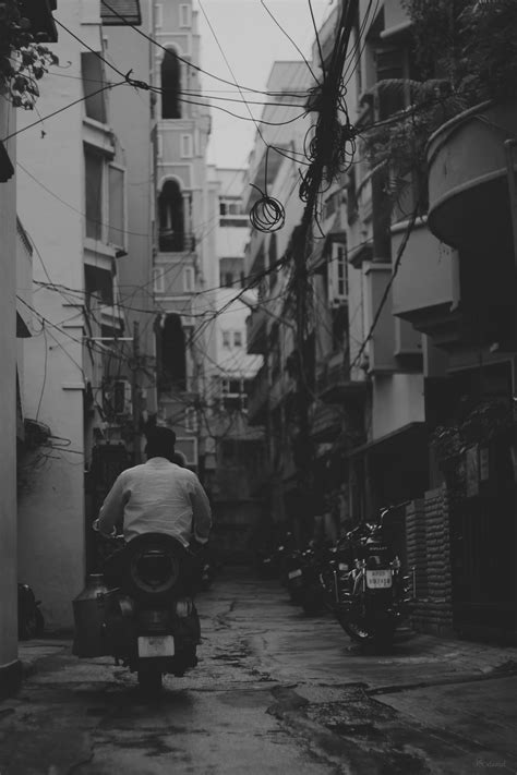 무료 이미지 검정색과 흰색 도로 화이트 거리 사진술 골목 어둠 검은 단색화 하부 구조 스냅 사진 모양 도시 지역 흑백 사진 필름 누아르