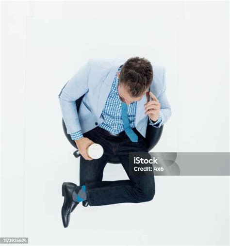 3039세 성인 잘생긴 사람 코카서스 젊은 남성 남성 사업가 매니저 앉아 하얀 배경 앞에서 앉아 서 말하는 양복을 입고 앉아 있는 한 남자 전체 길이 직상 30 34세에