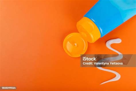 주황색 배경에 자외선 차단제 Spf 크림 자외선 차단 자외선 차단 여름 휴식과 휴가의 개념 여름 분위기 디자인 모형 쇼핑 개념입니다 모형에 대한 스톡 사진 및 기타 이미지