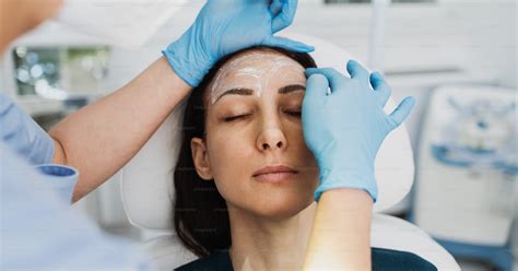 의료 클리닉에서 미용 치료를 받고 있는 아름답고 젊은 금발 여성 밝게 빛나는 클로즈업 샷 사진 Unsplash의 스킨 케어 제품 이미지