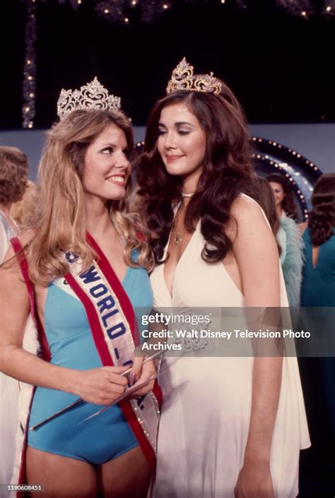 Miss Indiana Crowned Miss World Fellow Contestant Lynda Carter At