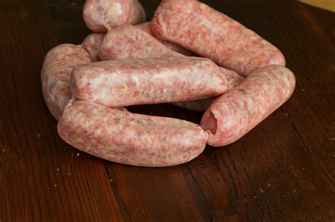 돼지 고기 소시지 돼지고기 정육점 상점에서 나무 정육점 블록에서 찍은 생 고기 고기의 고전적인 미국 정육점 컷 스테이크 쇠고기 갈비 필레 미뇽 돼지 갈비 돼지 허리 리브