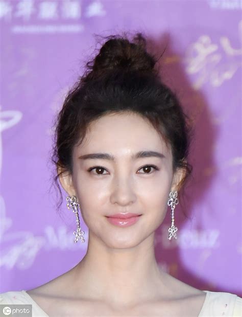 她最经得起泳池考验，素颜不失女神魅力！这是否可称绝美？ 搜狐大视野 搜狐新闻
