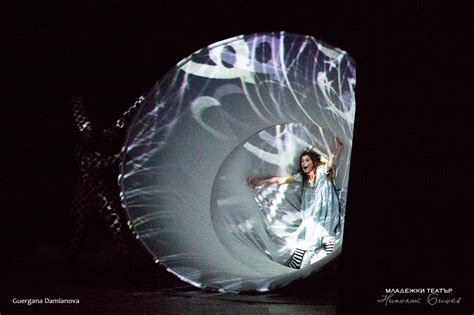 Алиса в страната на чудесата Младежки театър Николай Бинев Artvibe