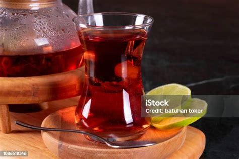 전통적인 터키 차 컵 다도 갓 양조 홍차 따뜻한 부드러운 빛 어두운 대리석 백그라운드의 컵 0명에 대한 스톡 사진 및 기타 이미지 Istock