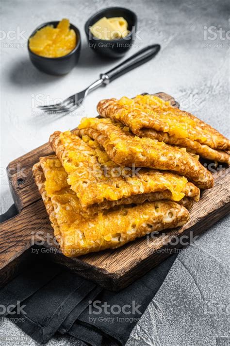 오렌지 소스를 곁들인 얇은 팬케이크 프렌치 크레이프 수제트 흰색 배경입니다 위쪽 보기 0명에 대한 스톡 사진 및 기타 이미지 0명 갈색 감귤류 과일 Istock