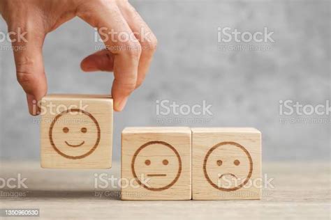 남자 손 들고 감정 얼굴 블록 고객은 사용자 검토를 위해 이모티콘을 선택합니다 서비스 등급 순위 고객 검토 만족도 기분 평가 및 피드백 개념 고객에 대한 스톡 사진 및 기타