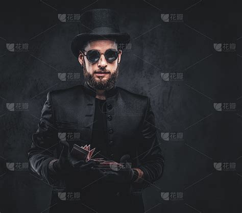 魔术师用扑克牌表演魔术。