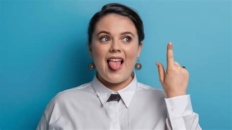 Vista Isolada De Gerente Jovem Gordinha E Gordinha Usando Brincos Redondos E Camisa Formal