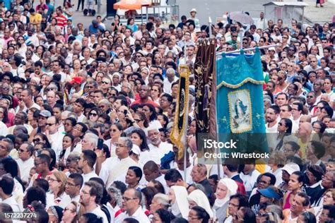 로마 가톨릭 신자들이 브라질 바이아 주 살바도르에 모여 기도하고 있다 기도하기에 대한 스톡 사진 및 기타 이미지 기도하기 다양성 로마 양식 Istock