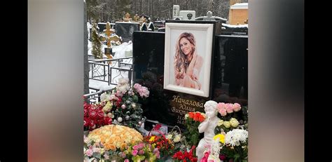 С днём рождения Юленька Фанаты осыпали могилу Началовой цветами в