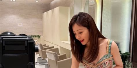 연애만 25년째 결혼 없이도 충분히 행복하다는 여배우의 플로럴 원피스 룩 패션연구소