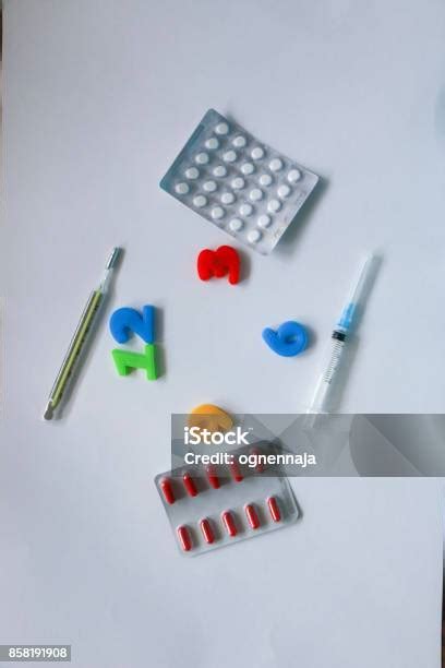 알 약 주사기 흡입기 온도계 스프레이 및 색된 숫자를 상징 하는 흰색 바탕에 시계 건강관리와 의술에 대한 스톡 사진 및 기타 이미지 건강관리와 의술 과학 러시아