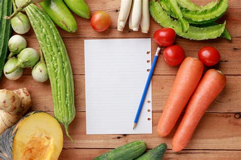 태국 부엌입니다 나무 배경에 빈 노트 페이지와 연필다양한 야채 향신료와 재료 복사 공간이 있는 맨 위 보기 가지 채소에 대한 스톡 사진 및 기타 이미지 Istock