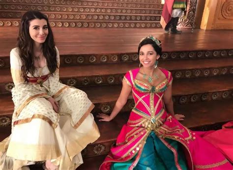 Pin De Karo Heidergott Em Disney Princesa Jasmine Vestidos Estilosos