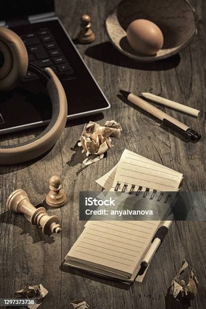창조적 인 쓰기 스토리 보드 작가의 블록 개념 정물 나무 테이블에 배열 빈 블록 노트를 엽니다 구겨진 종이 페이지 노트북 이어폰