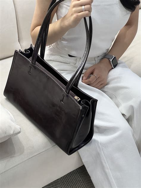 디올리브 베이직 빅스퀘어 숄더백 대학생 직장인 출근룩 대학생 하객 데이트룩 빅백 보부상백 가방 키링 아이패드 노트북 2colors