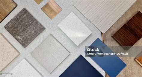 파란색 라미네이트 석재 세라믹 타일 거친 석영 금속 스테인리스 패브릭 라미네이트 목재 엔지니어링 바닥 타일을 포함한 재료 샘플 인테리어 재료의 팔레트입니다 0명에 대한 스톡