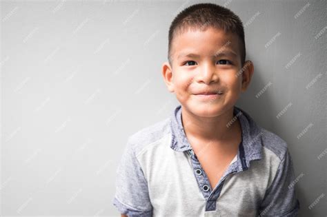 Niño Solo Foto Premium