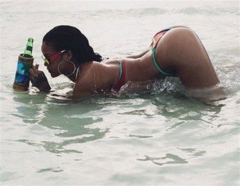 Rihanna In The Water Cufo510