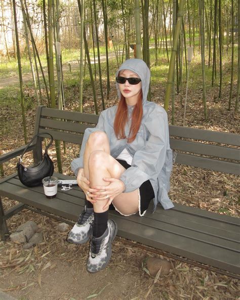 미소 광고 요즘 날씨 뭐야♡̷̷ 기분 좋은 날씨에 입기 딱 좋은 디스커버리 프레시벤트 바람막이 바로 추천할게요 시원한 착용감은 물론 살짝 힙을 덮는 부담 없는